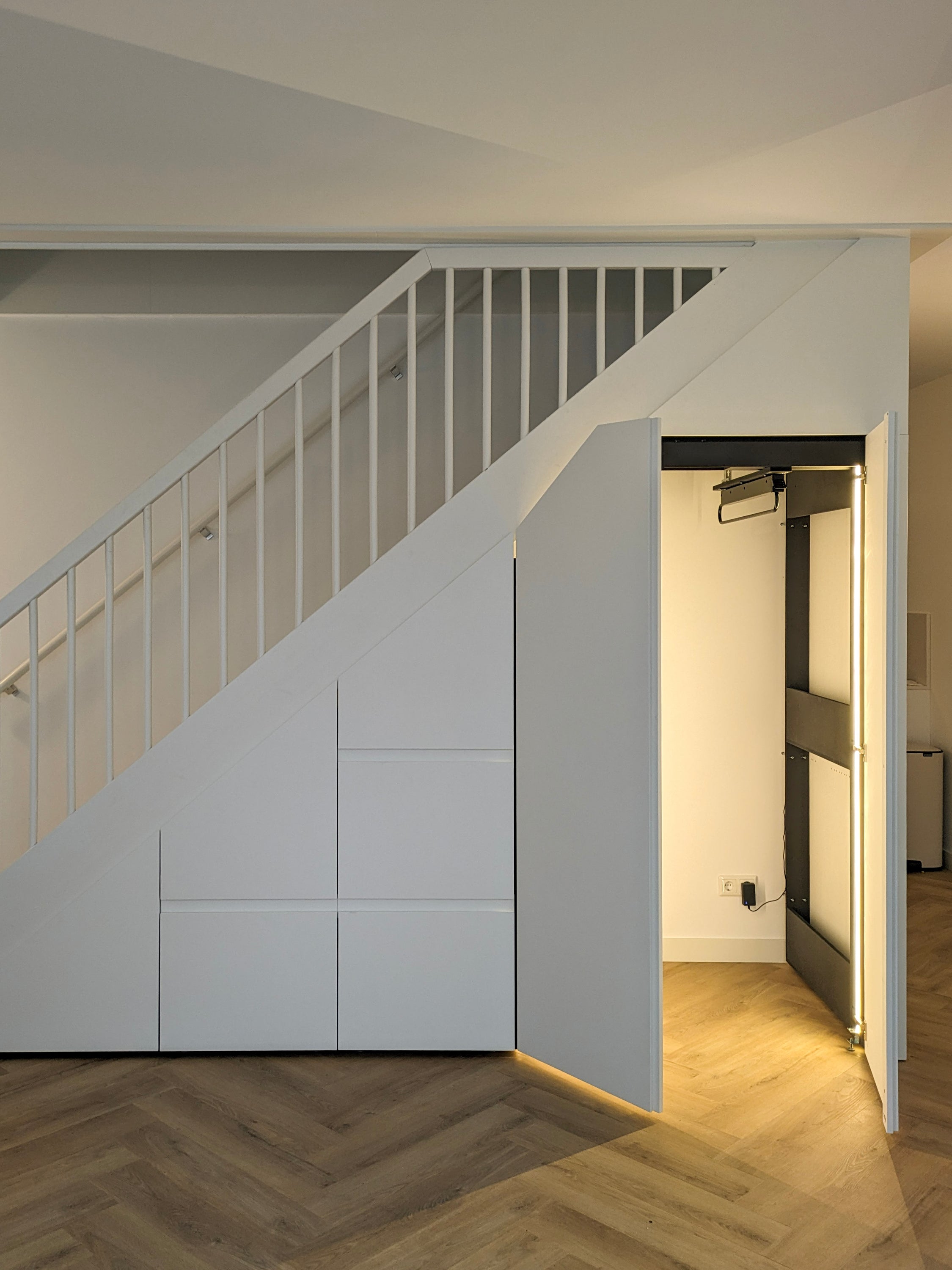 Trapkast inclusief montage met lades, deur of garderobe — Mublio